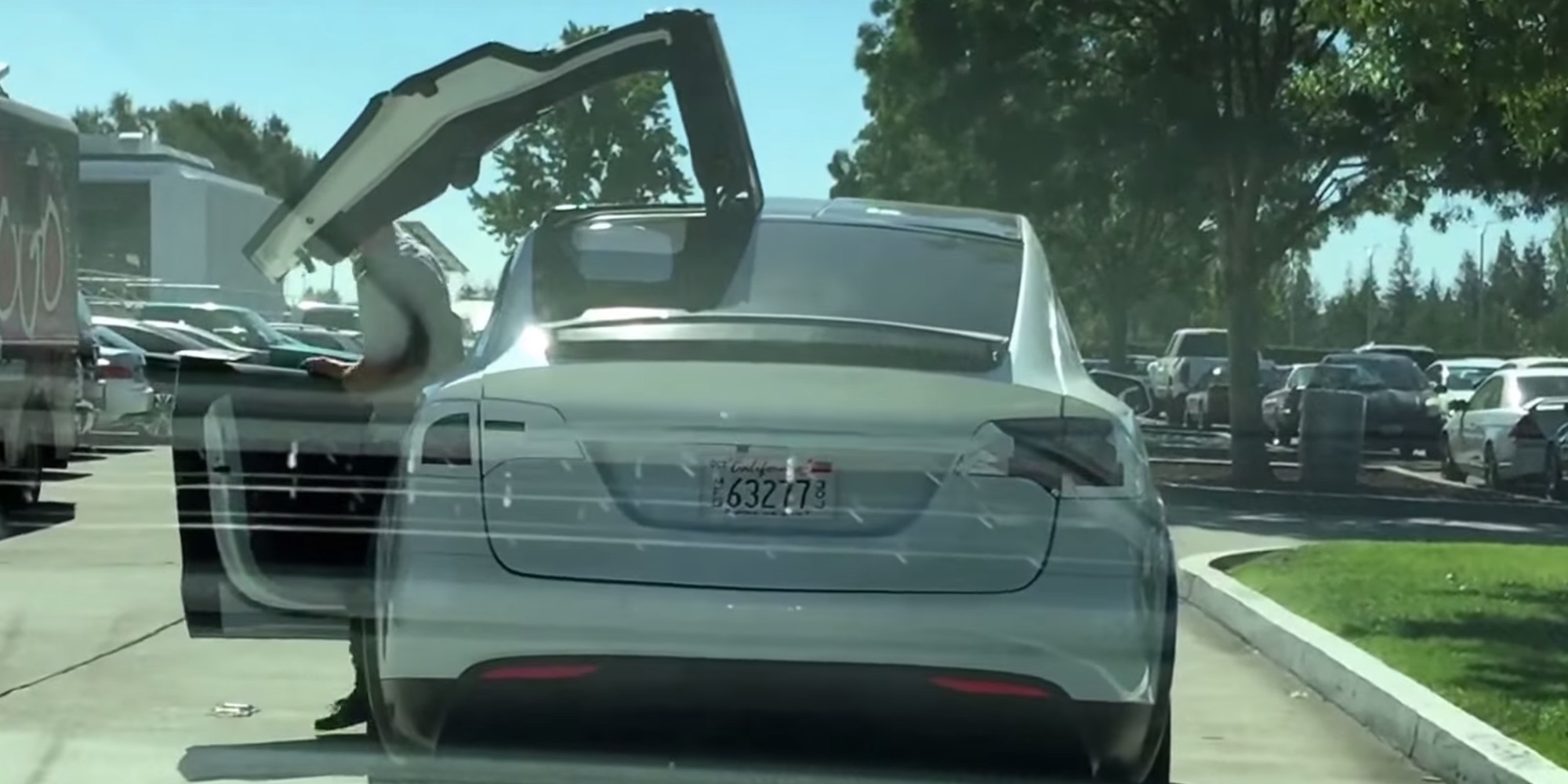 Tesla Model X Falcon Wing automatic doors opening and closing in the ...