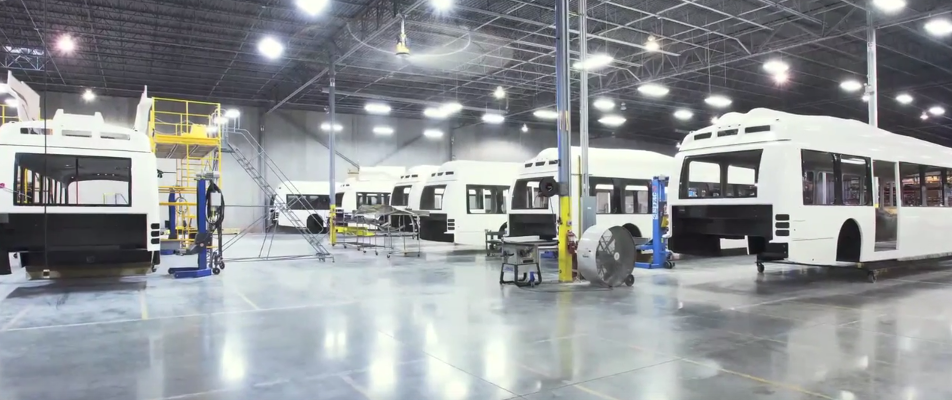 Proterra's new all-electric bus, the Catalyst XR, drove 258 miles on a ...