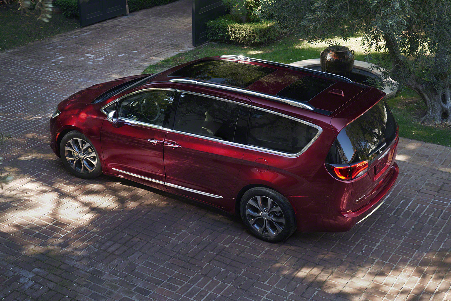 Chrysler unveils 2017 Pacifica minivan with plug-in hybrid drivetrain ...
