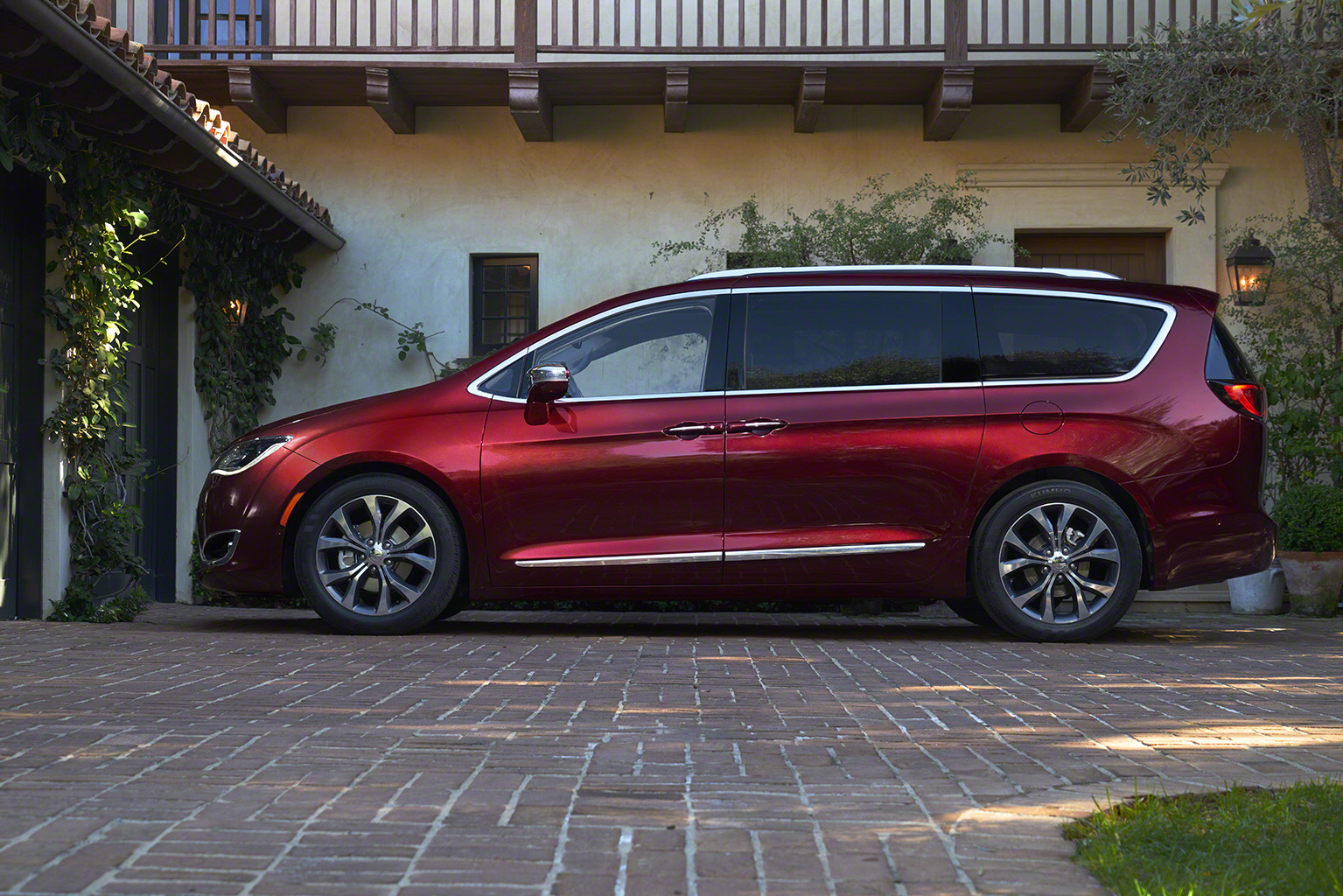 Chrysler unveils 2017 Pacifica minivan with plug-in hybrid drivetrain ...