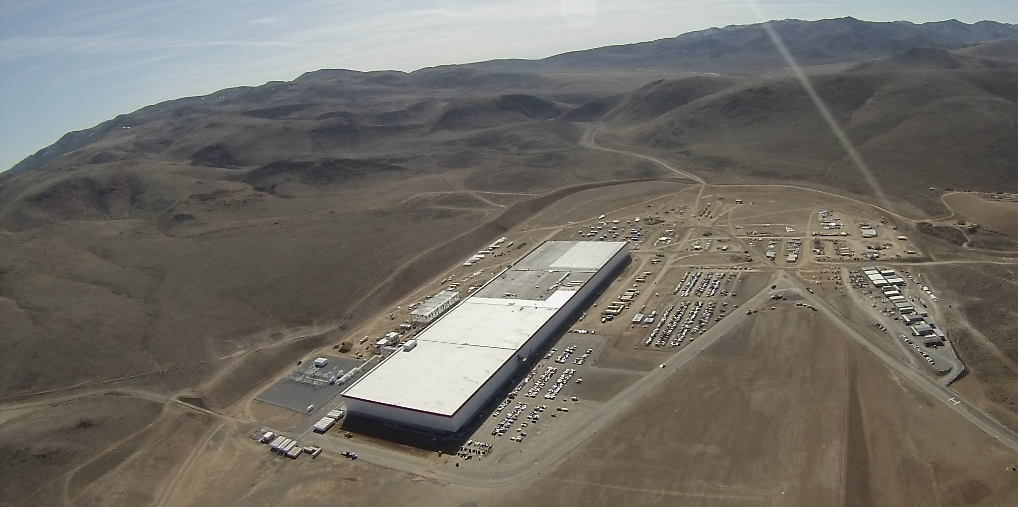 Amazing new aerial pictures of the Tesla Gigafactory suggest lots of ...