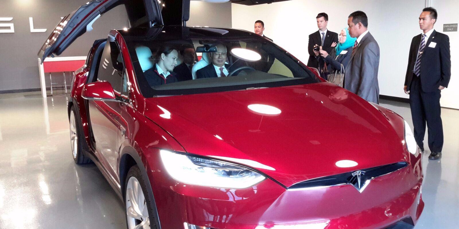 After a tour of the Tesla Factory, Malaysian PM says he will import 100 ...