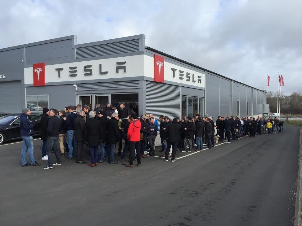 Tesla Model 3: in-store reservations a success as impressive lines of ...