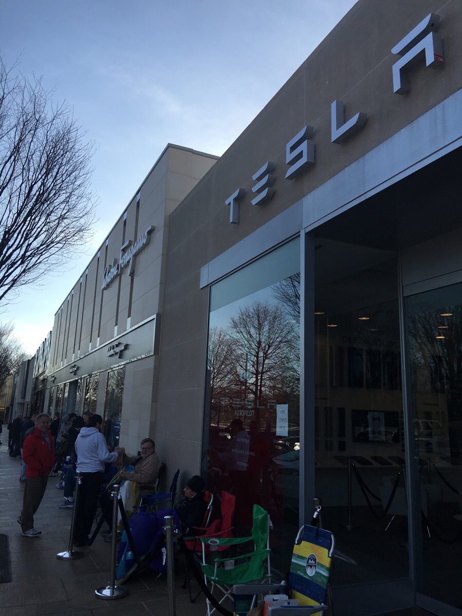 Tesla Model 3: in-store reservations a success as impressive lines of ...