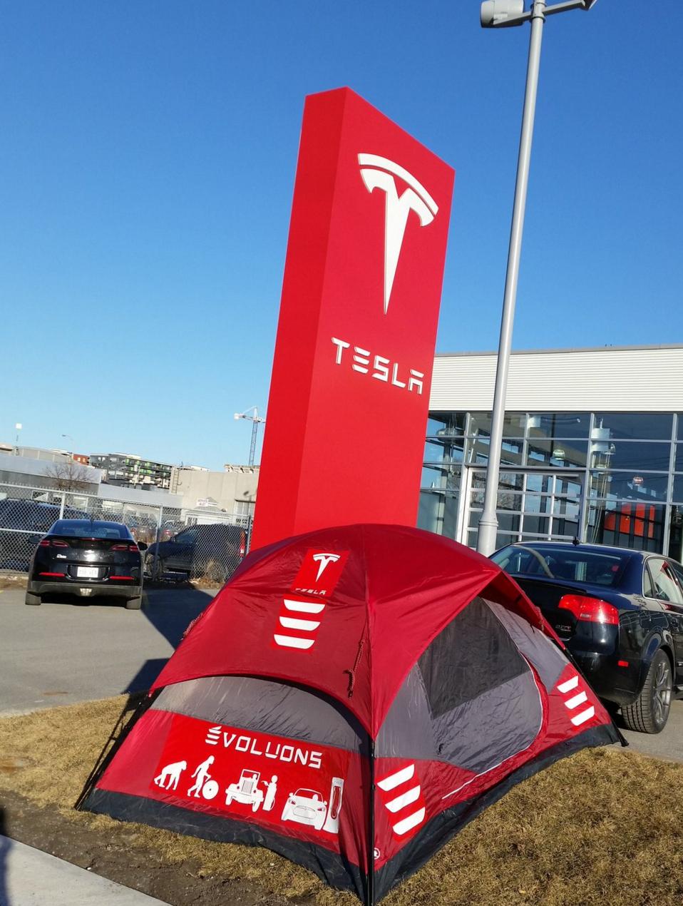 Tesla Model 3: people are already lining up and setting up tents in ...
