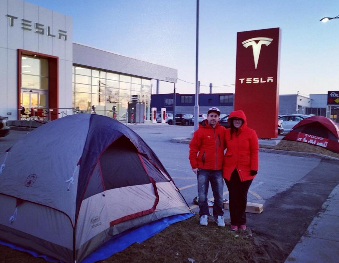 Tesla Model 3: people are already lining up and setting up tents in ...