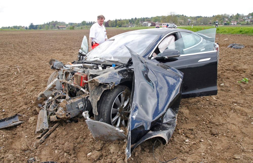 Spectacular Tesla Model S crash after flying 82+ft in the air shows ...
