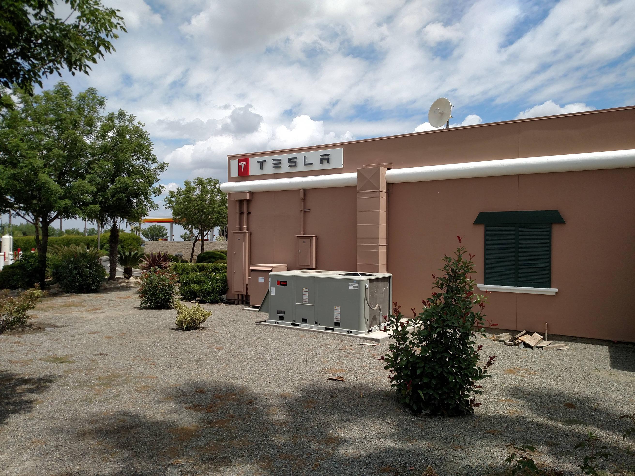 Tesla’s battery swapping magic revealed in new patent application ...