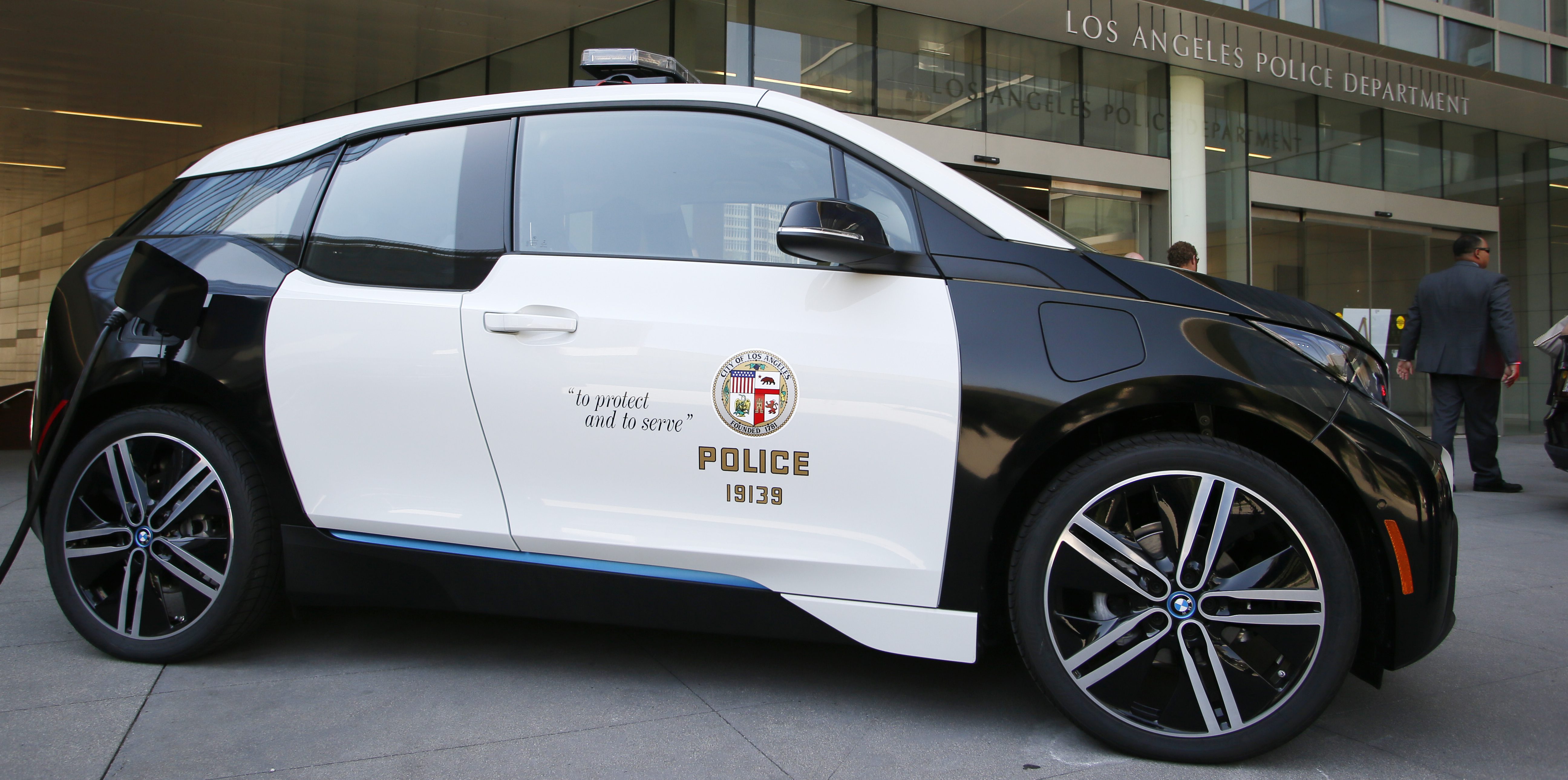 LAPD is going electric with 100 new all-electric BMW i3 vehicles | Electrek