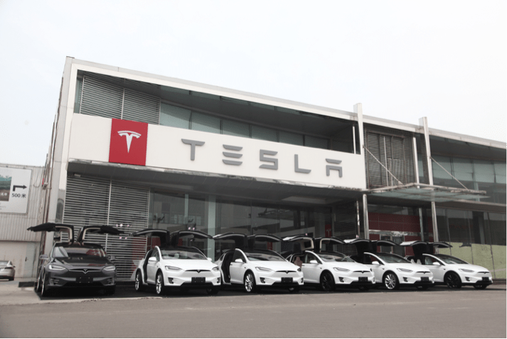 Tesla hosted a 'delivery ceremony' event for the first 6 Model X owners ...