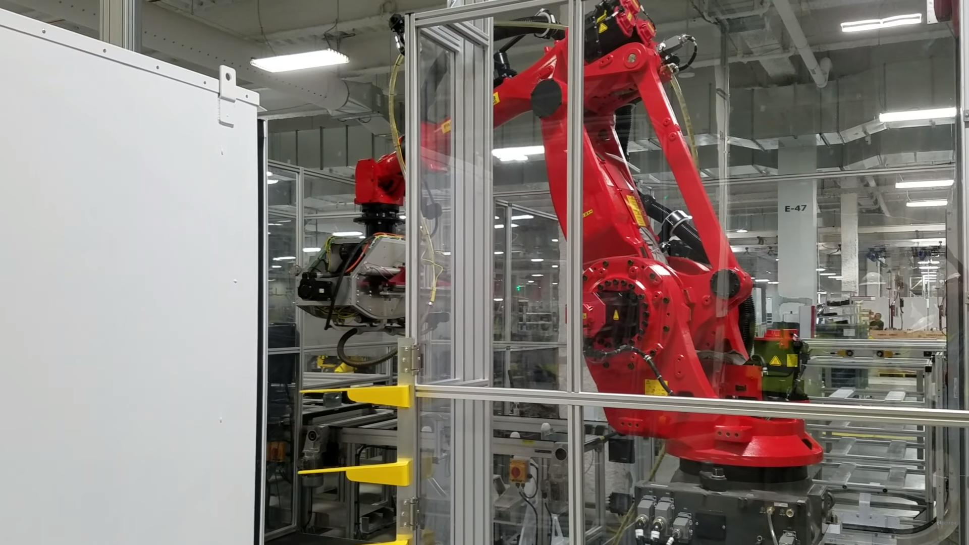 Tesla Gigafactory: a look at the robots and 'machine building the ...