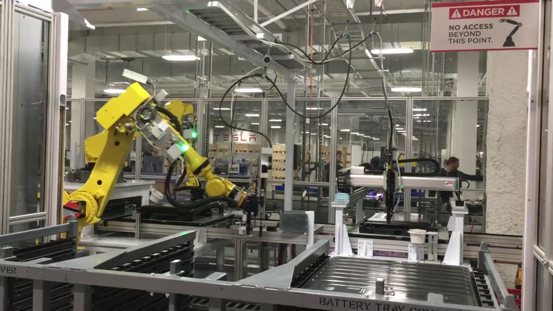 Tesla Gigafactory: a look at the robots and 'machine building the ...