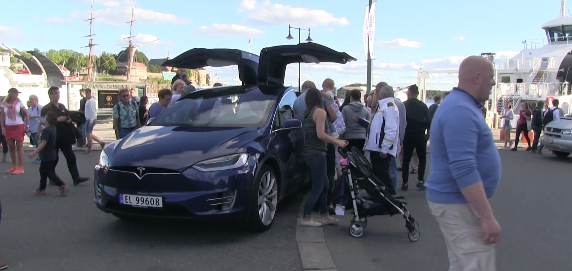 Leave a Tesla Model X unattended for a few seconds and it becomes a ...