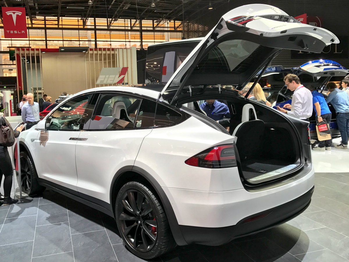 Tesla's booth is popular at the 2016 Paris Motor Show | Electrek