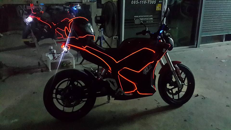 Zero Motorcycle owner adds neon wires to his electric bike for a low ...