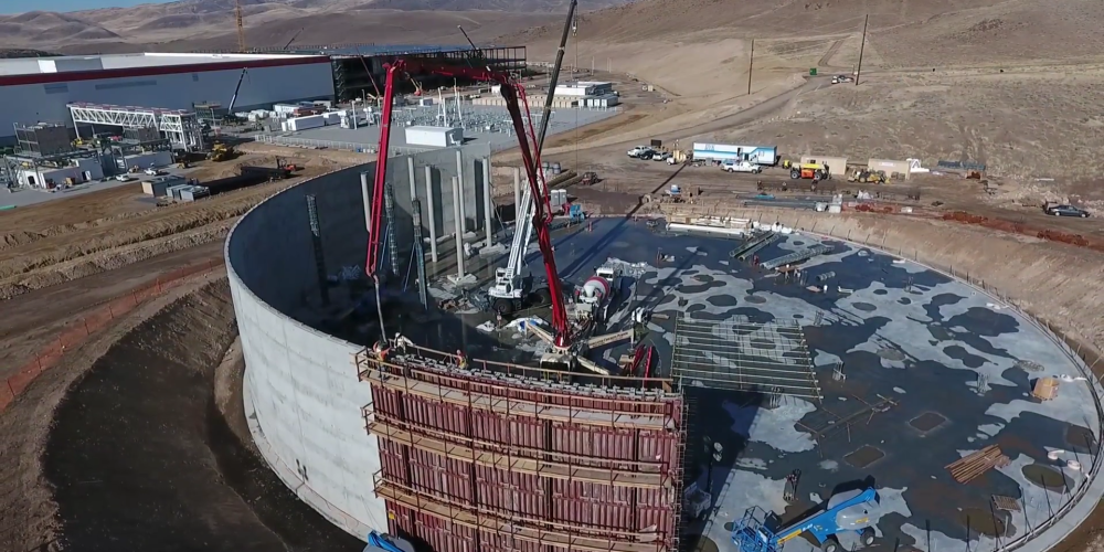Tesla releases new up-close drone footage of Gigafactory 1 in Nevada ...