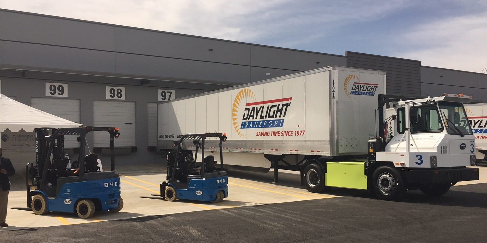 BYD delivers a fleet of all-electric trucks to work in yards in ...