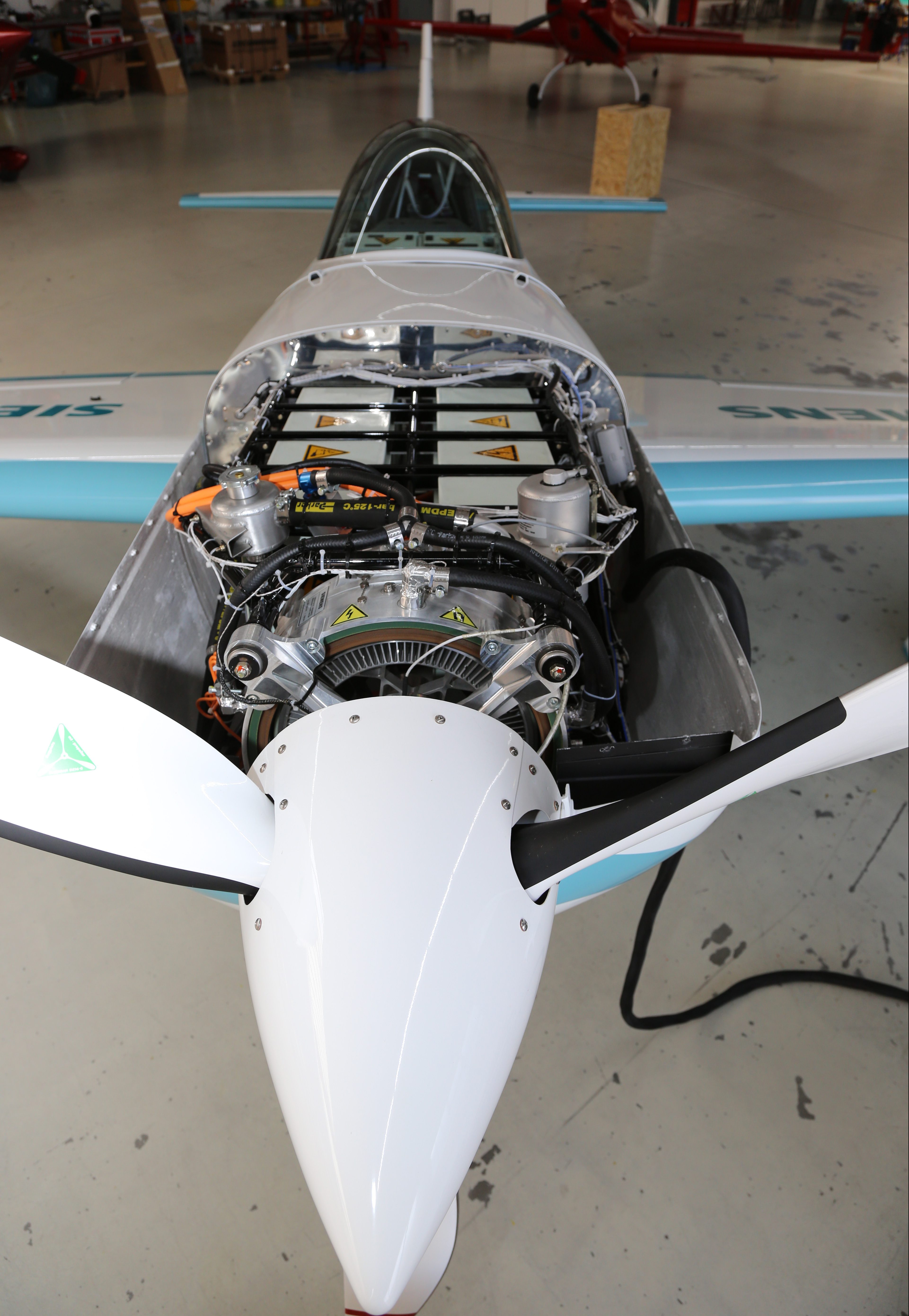 All-electric plane sets new records: top speed of 340 km/h (211 mph ...