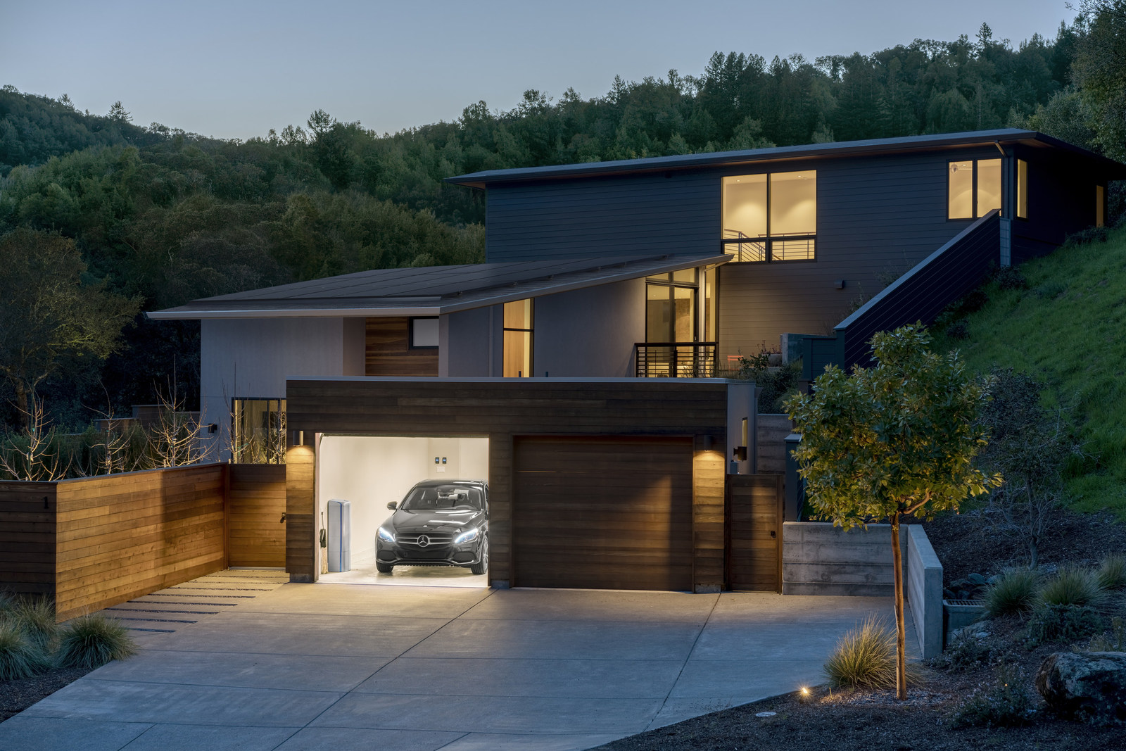 Mercedes partners with Vivint on home batteries for solar to compete ...