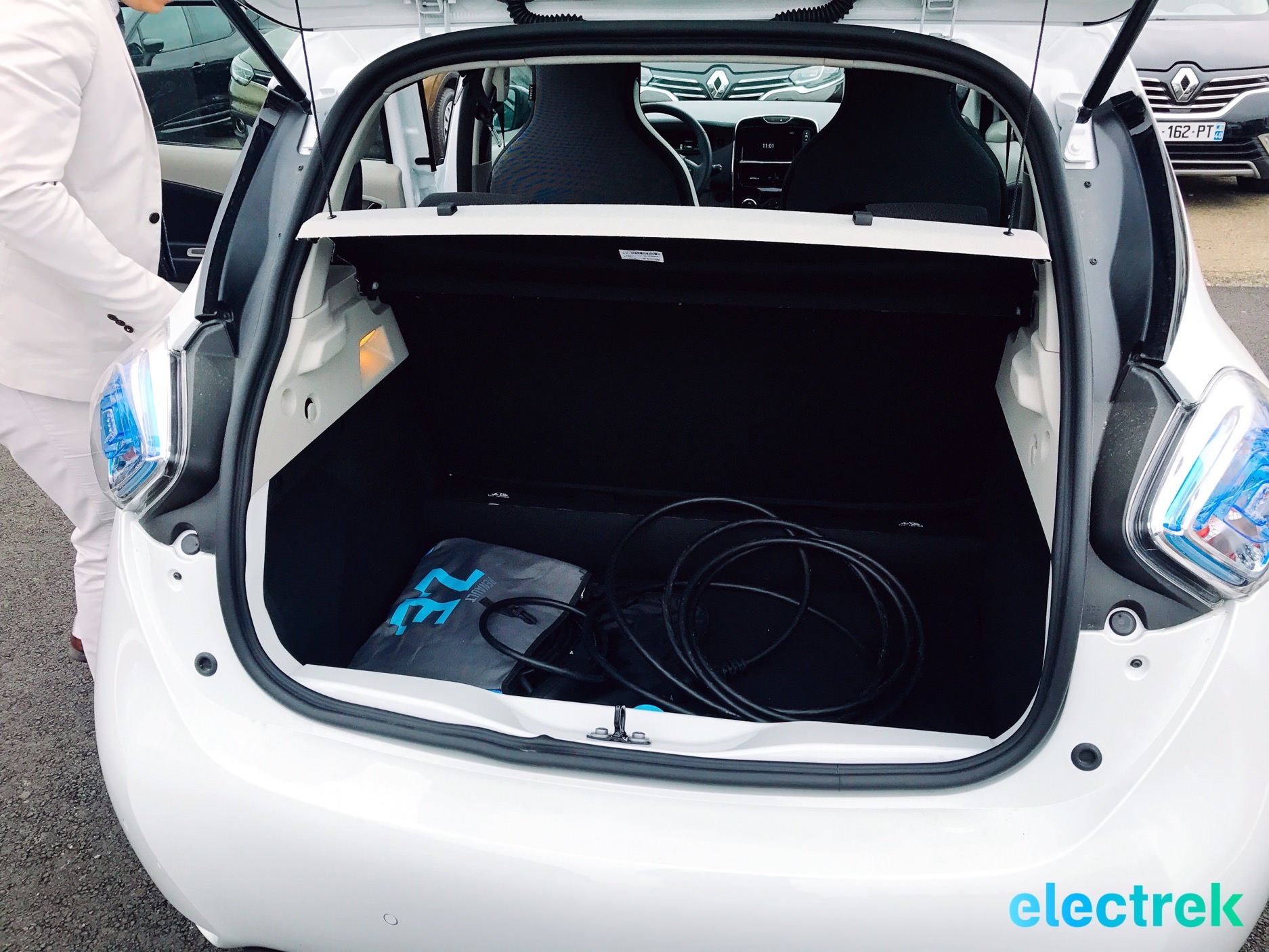 First impression: the little 2017 Renault Zoe guillotines the ...