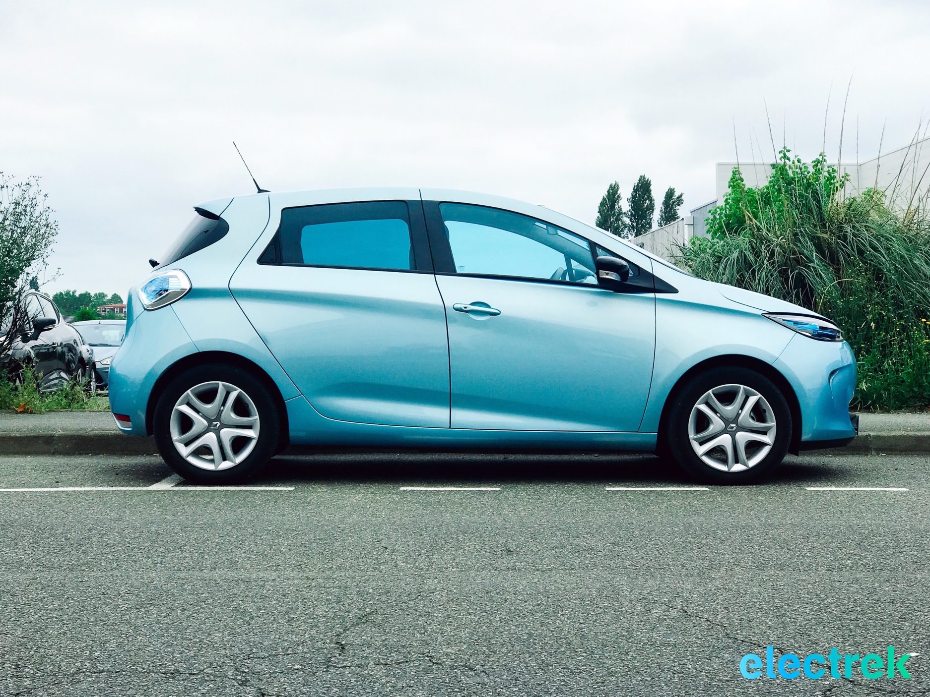 First impression: the little 2017 Renault Zoe guillotines the ...