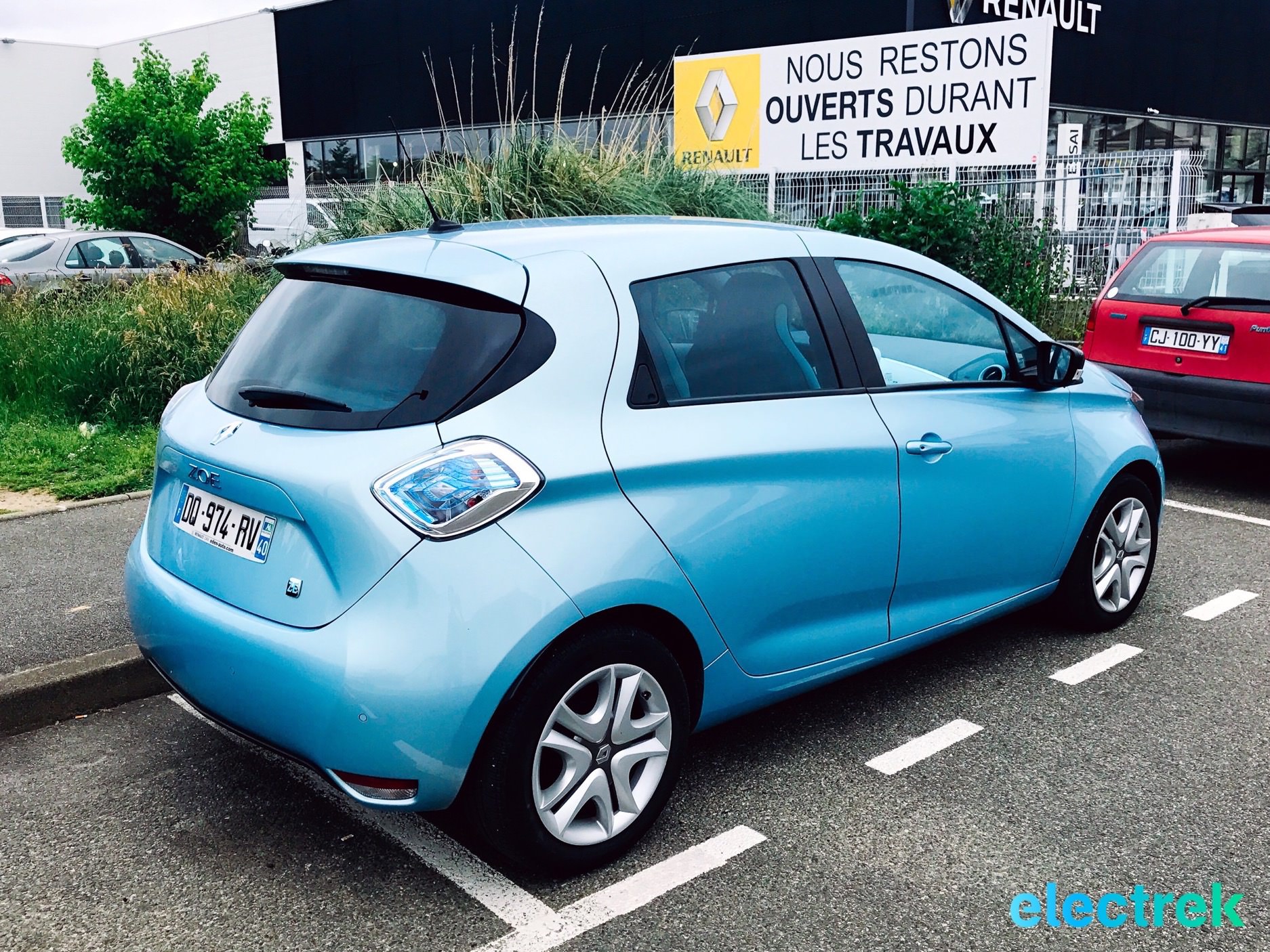 First impression: the little 2017 Renault Zoe guillotines the ...