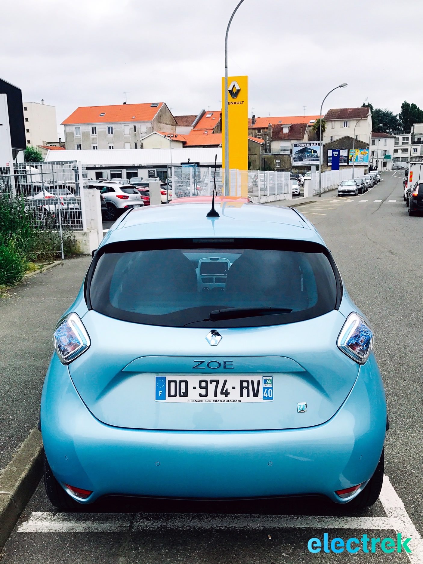 First impression: the little 2017 Renault Zoe guillotines the ...