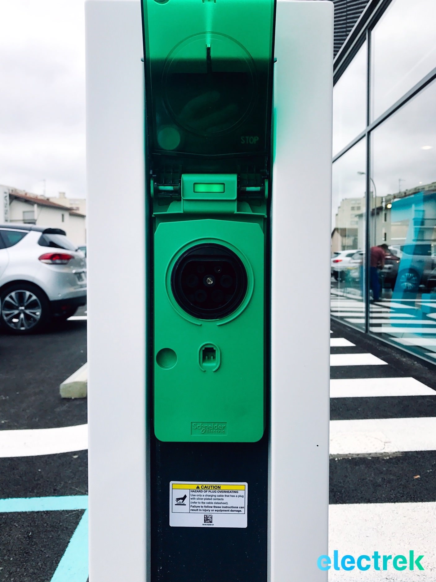 First impression: the little 2017 Renault Zoe guillotines the ...