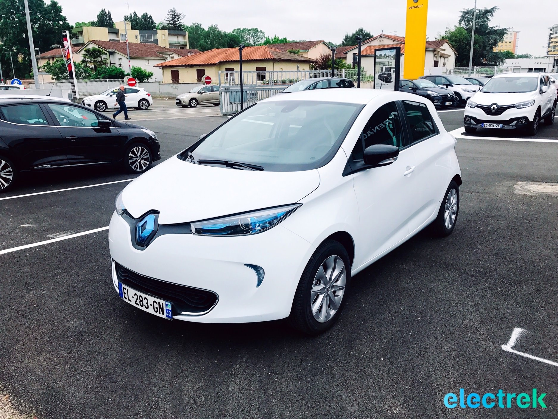 First impression: the little 2017 Renault Zoe guillotines the ...