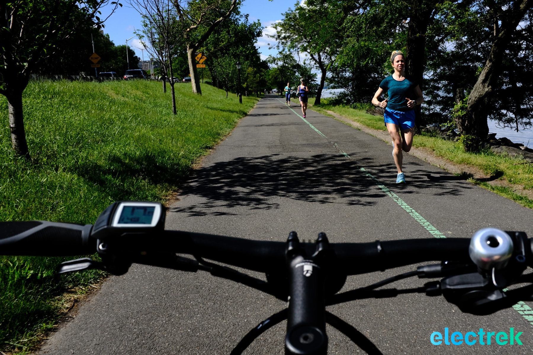 The Electrek Review: Is the Trek Super Commuter +8S super at commuting ...