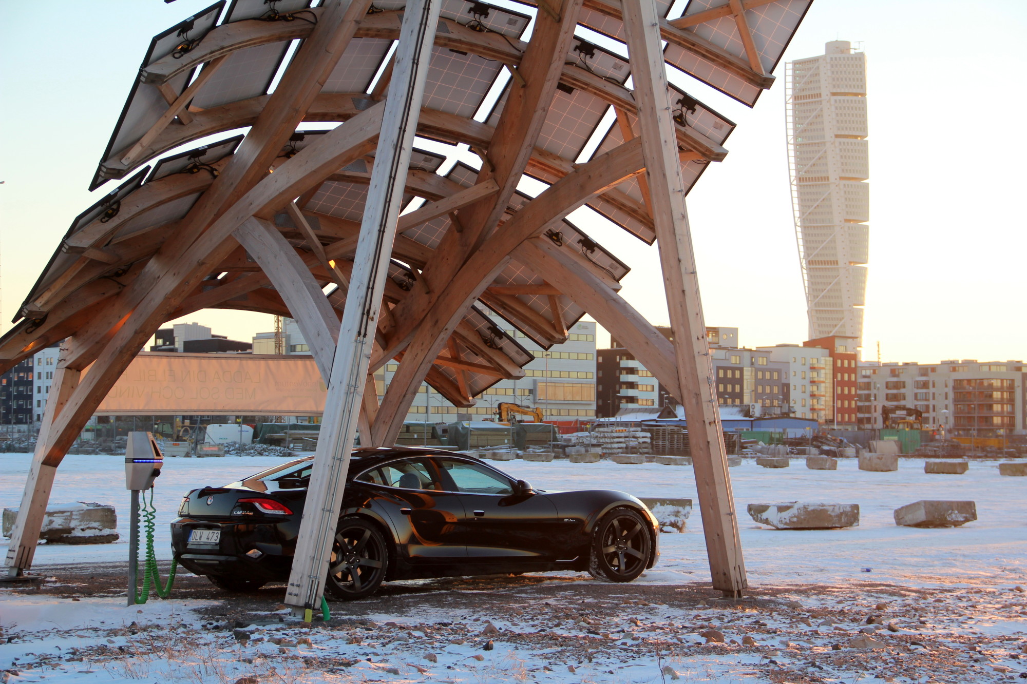 A giraffe-looking electric car charging station is powered by both ...