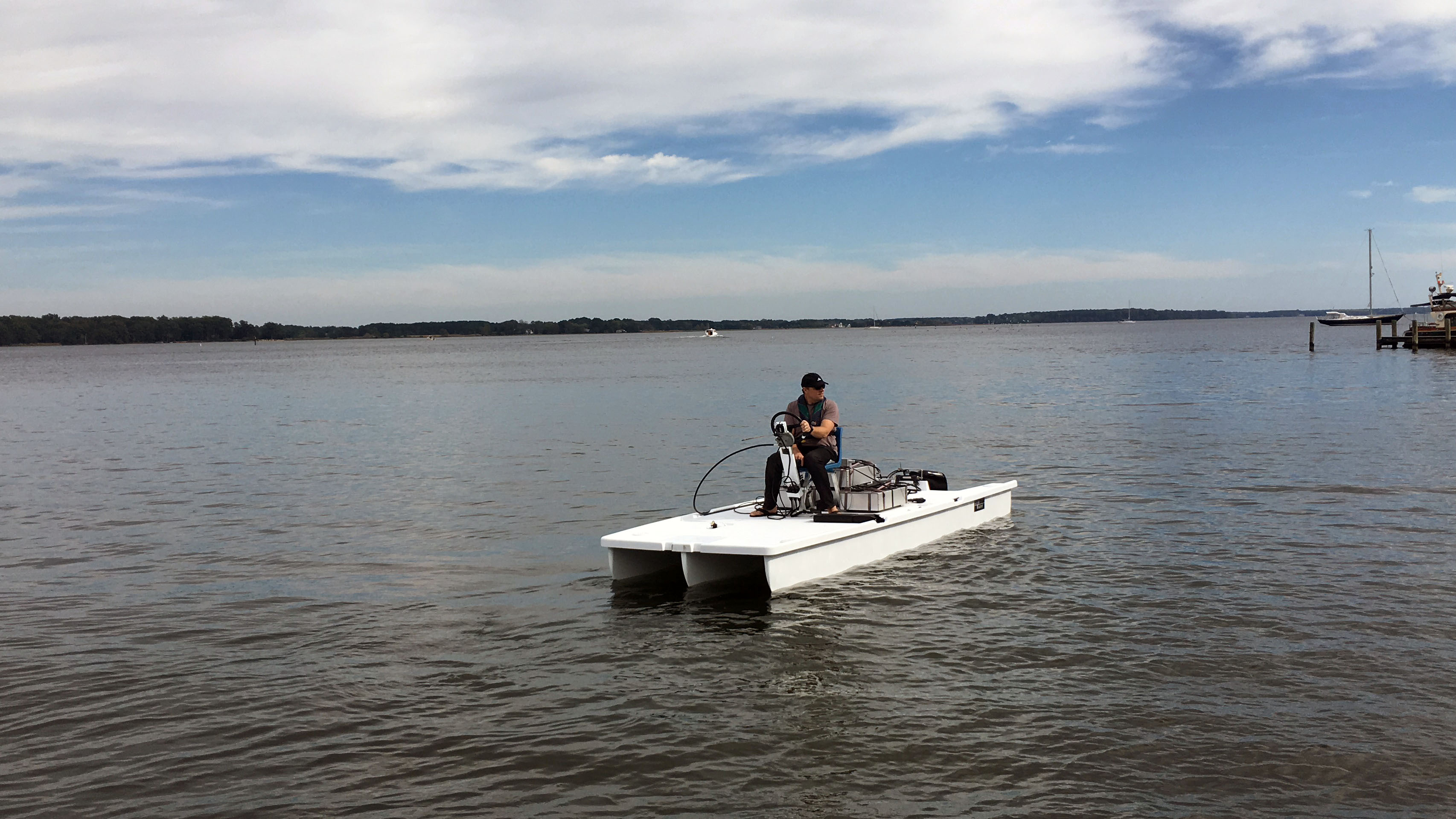 A boat equipped with a new electric outboard motor crushes marathon ...