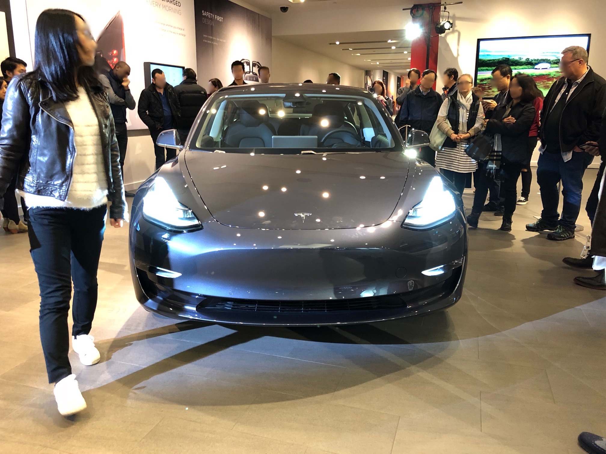 Tesla Model 3 attracts large crowds with first display cars | Electrek