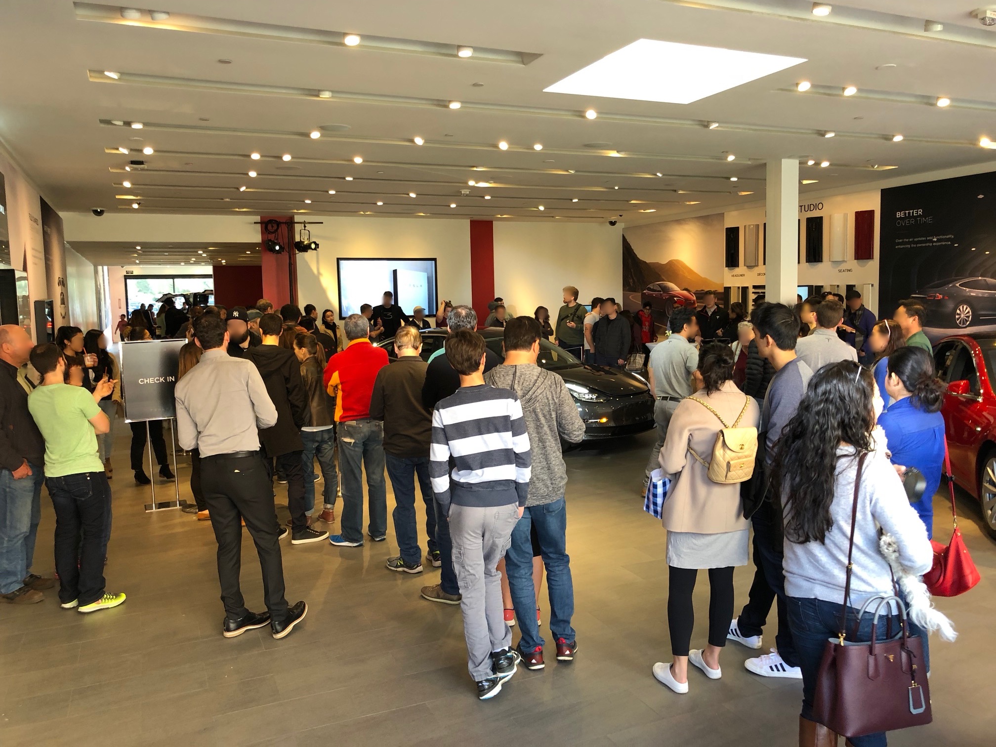 Tesla Model 3 attracts large crowds with first display cars | Electrek