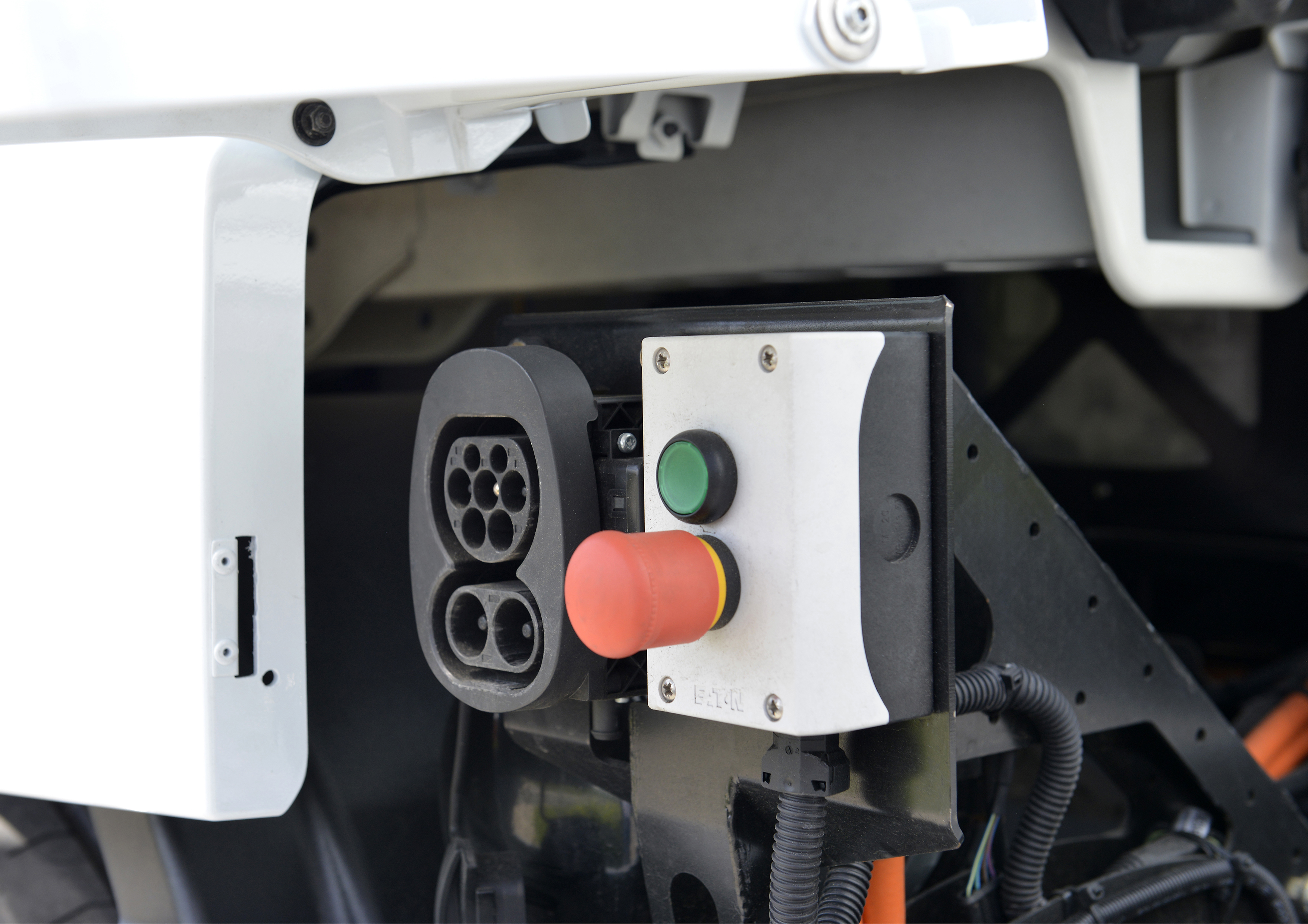A look at DAF's new all-electric truck with a 170 kWh battery pack ...