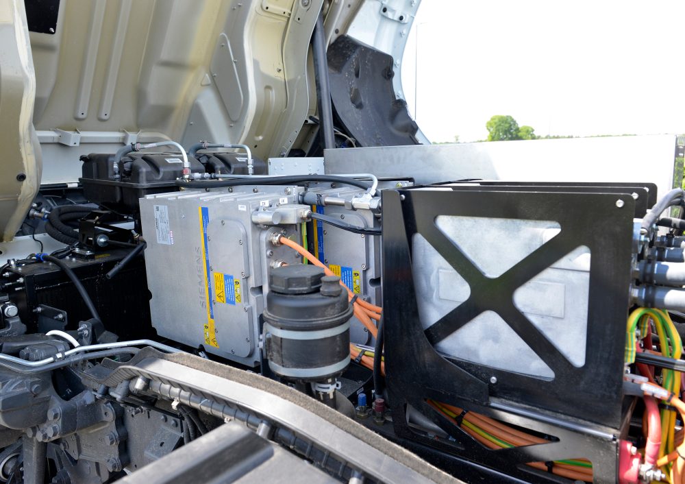 A look at DAF's new all-electric truck with a 170 kWh battery pack ...