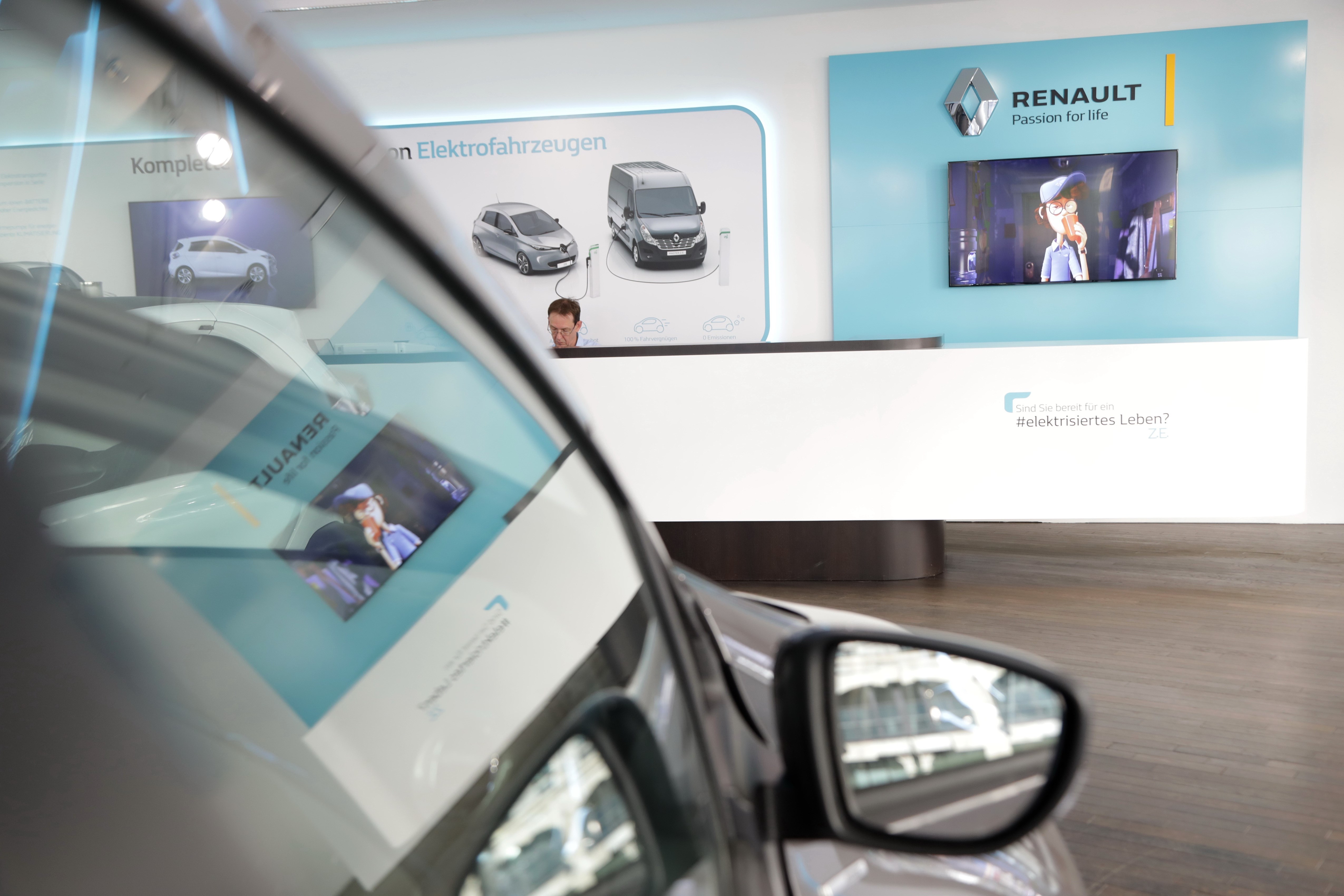 Renault expands its electric vehicle-only stores to another location ...