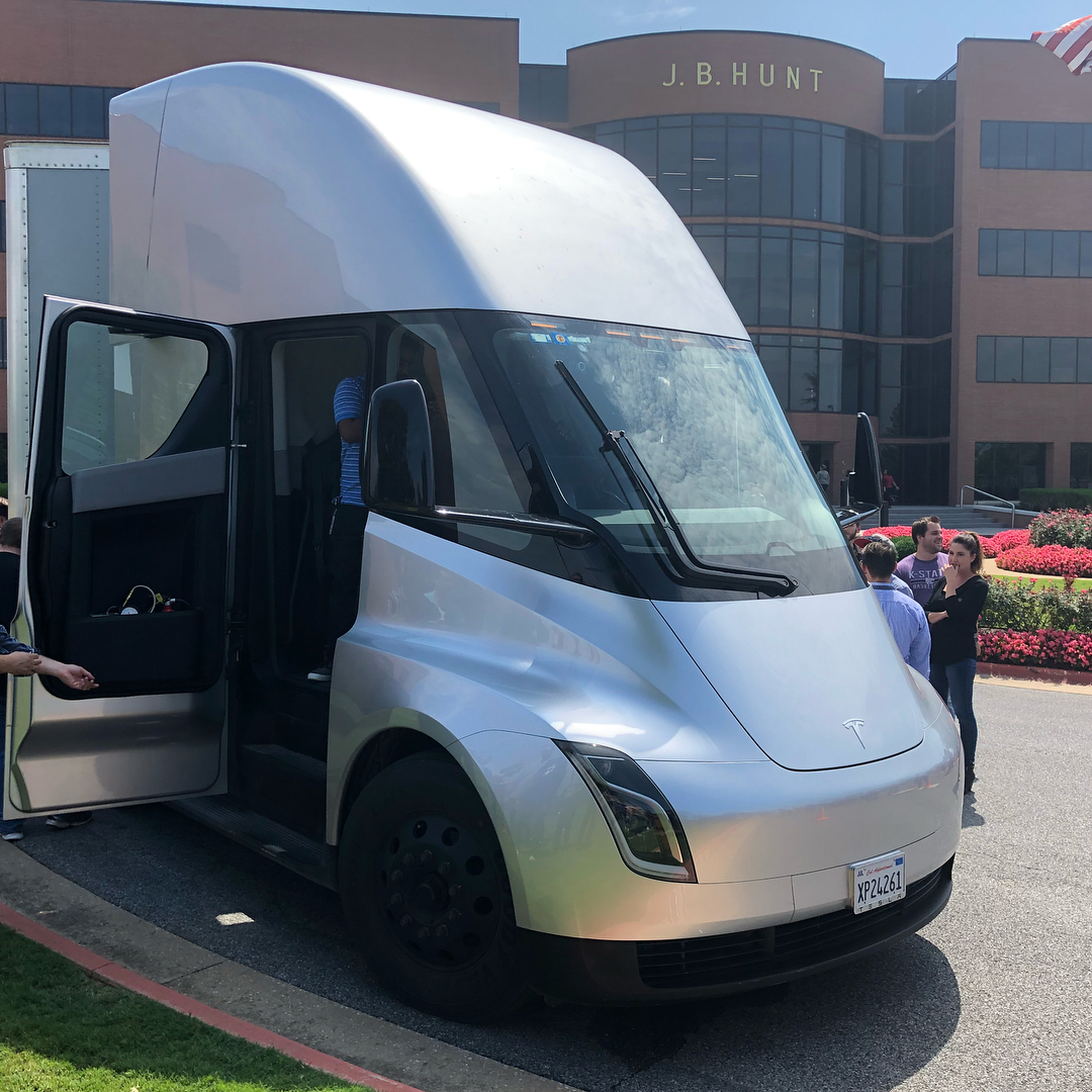 Tesla Semi prototype shows up at potentially critical customer ...