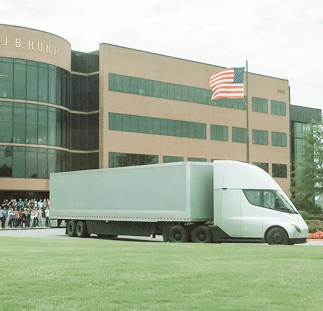 Tesla Semi prototype shows up at potentially critical customer ...