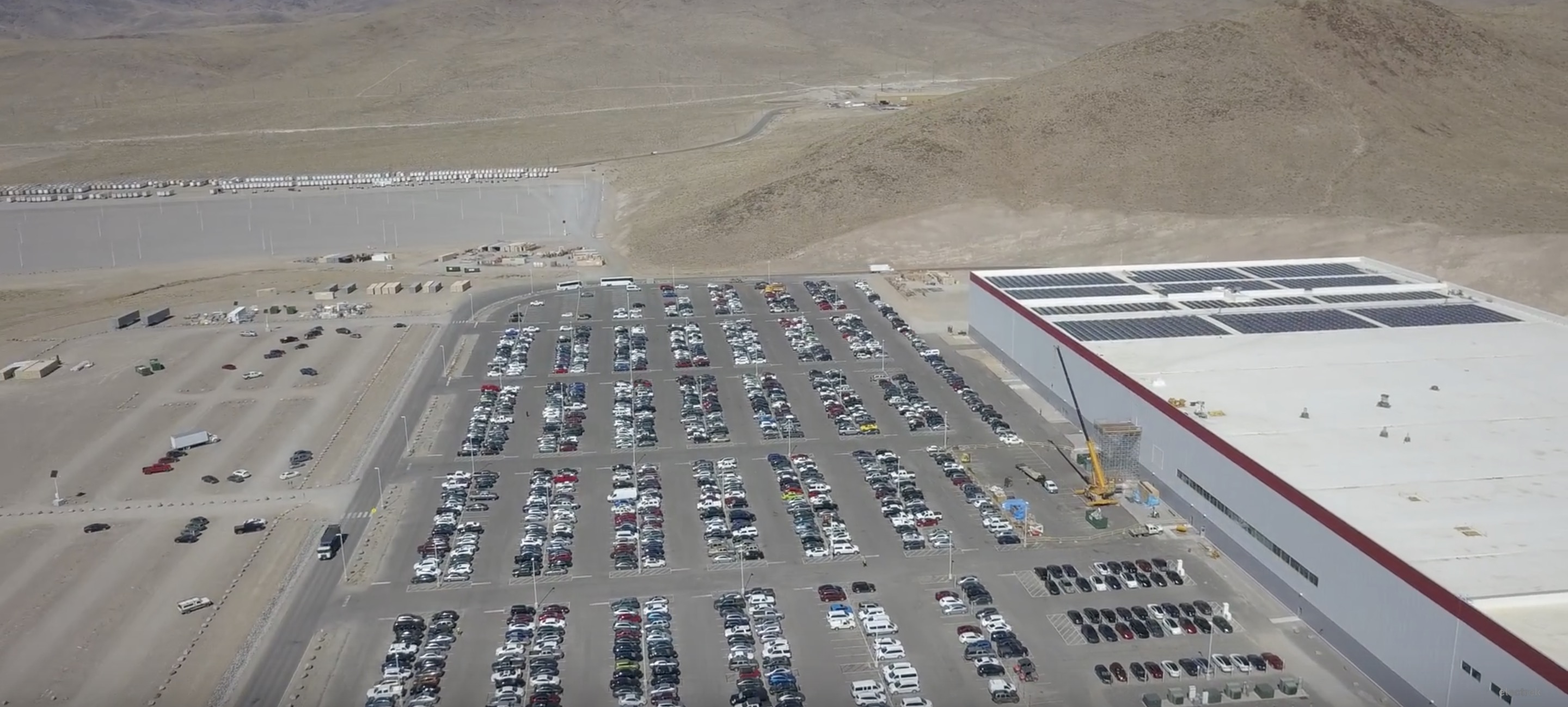 Tesla Gigafactory 1 new drone flyover shows latest massive solar array ...