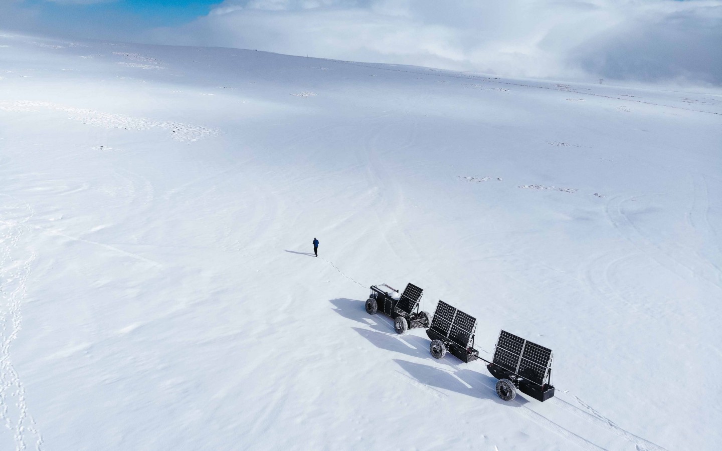 Solar Voyager electric buggy will drive 2 people to the South Pole and back