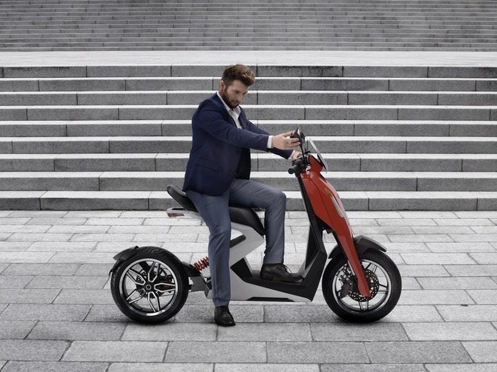 New UK electric scooter company unveils their 60 mph Zapp i300 - Electrek