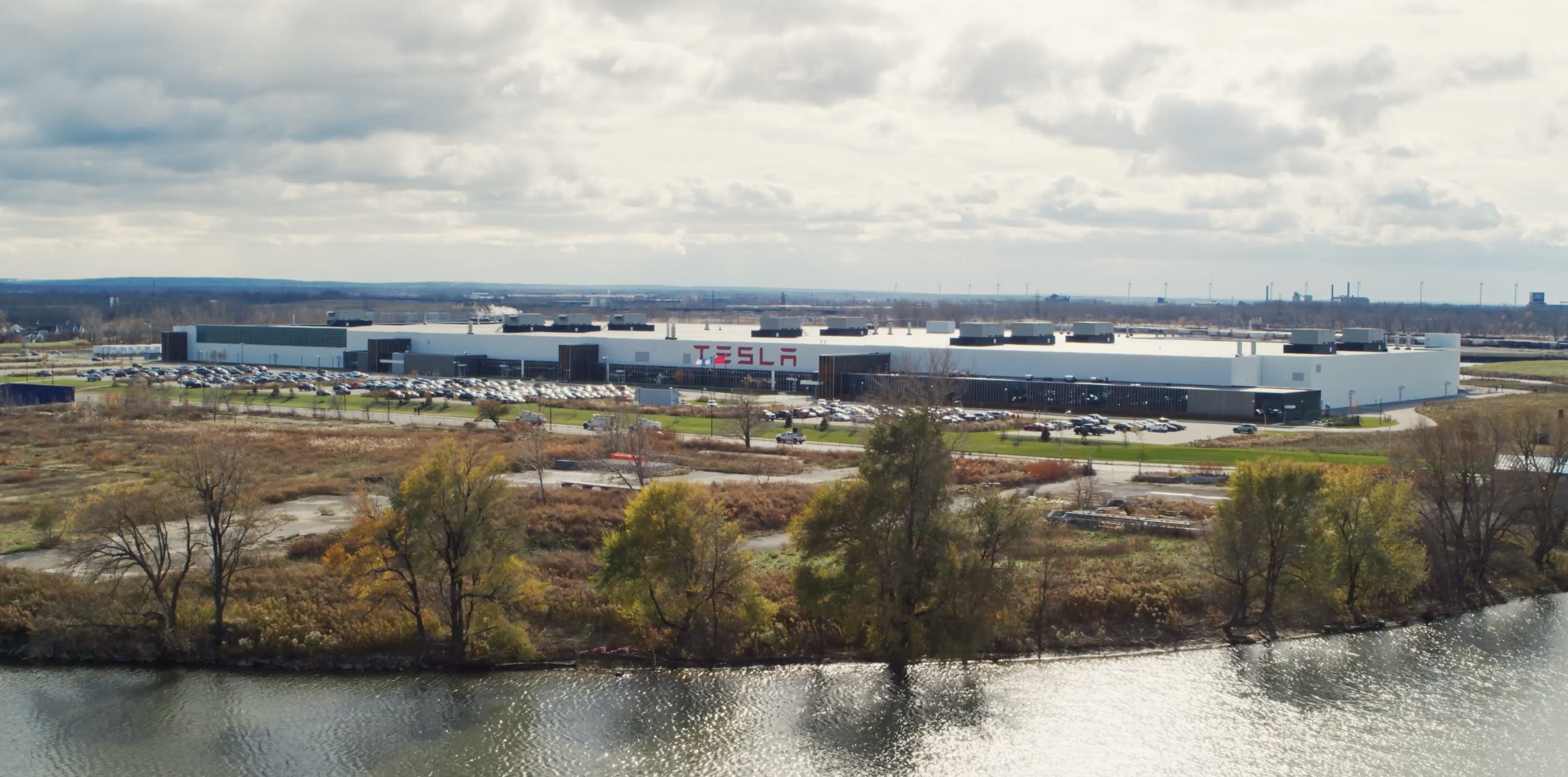 Tesla Gigafactory 2: rare look inside the solar factory