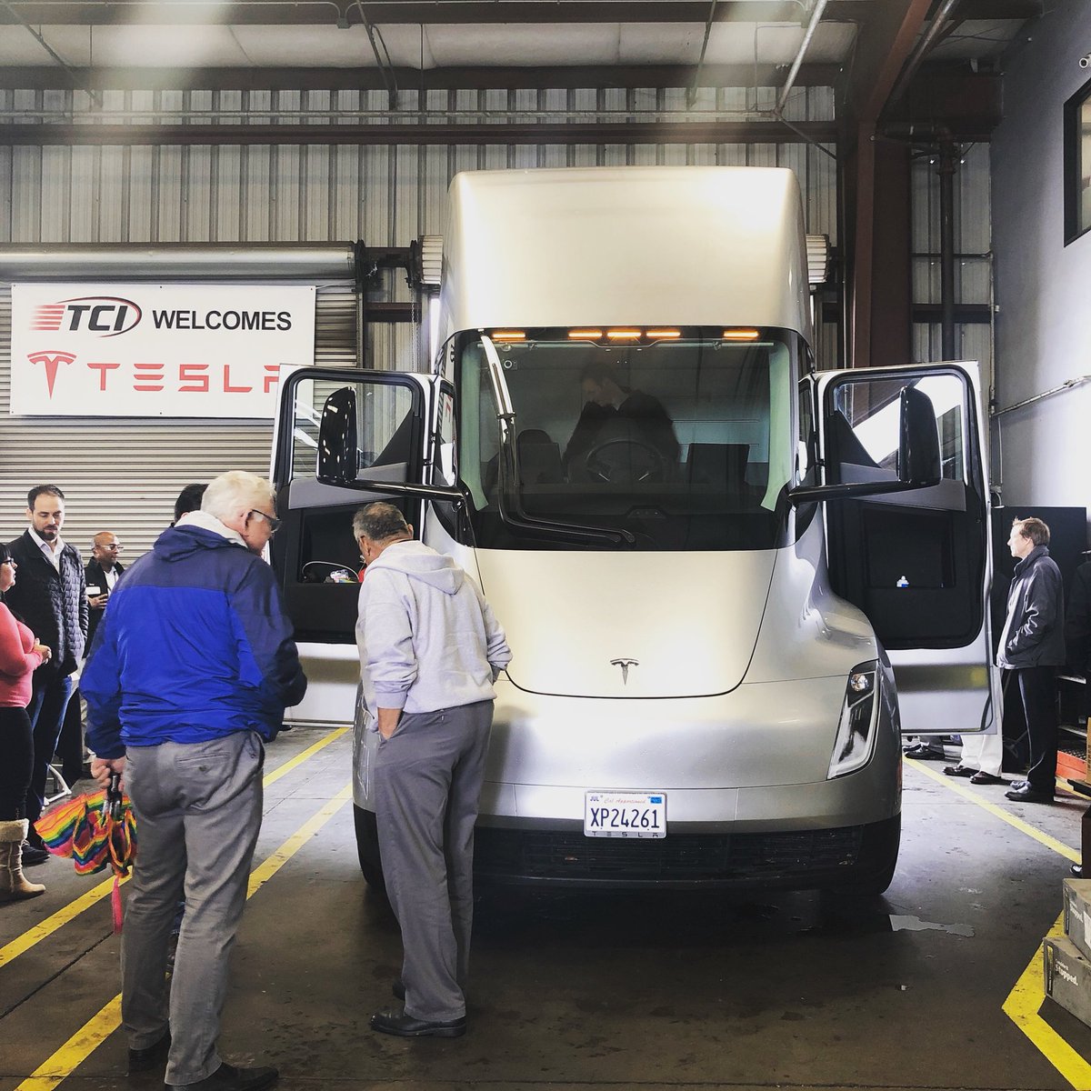 Tesla Semi leasing partner test drives electric truck prototype | Electrek