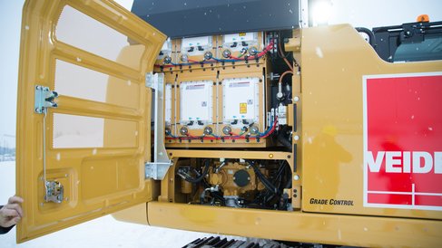 Caterpillar unveils an all-electric 26-ton excavator with a giant 300 ...