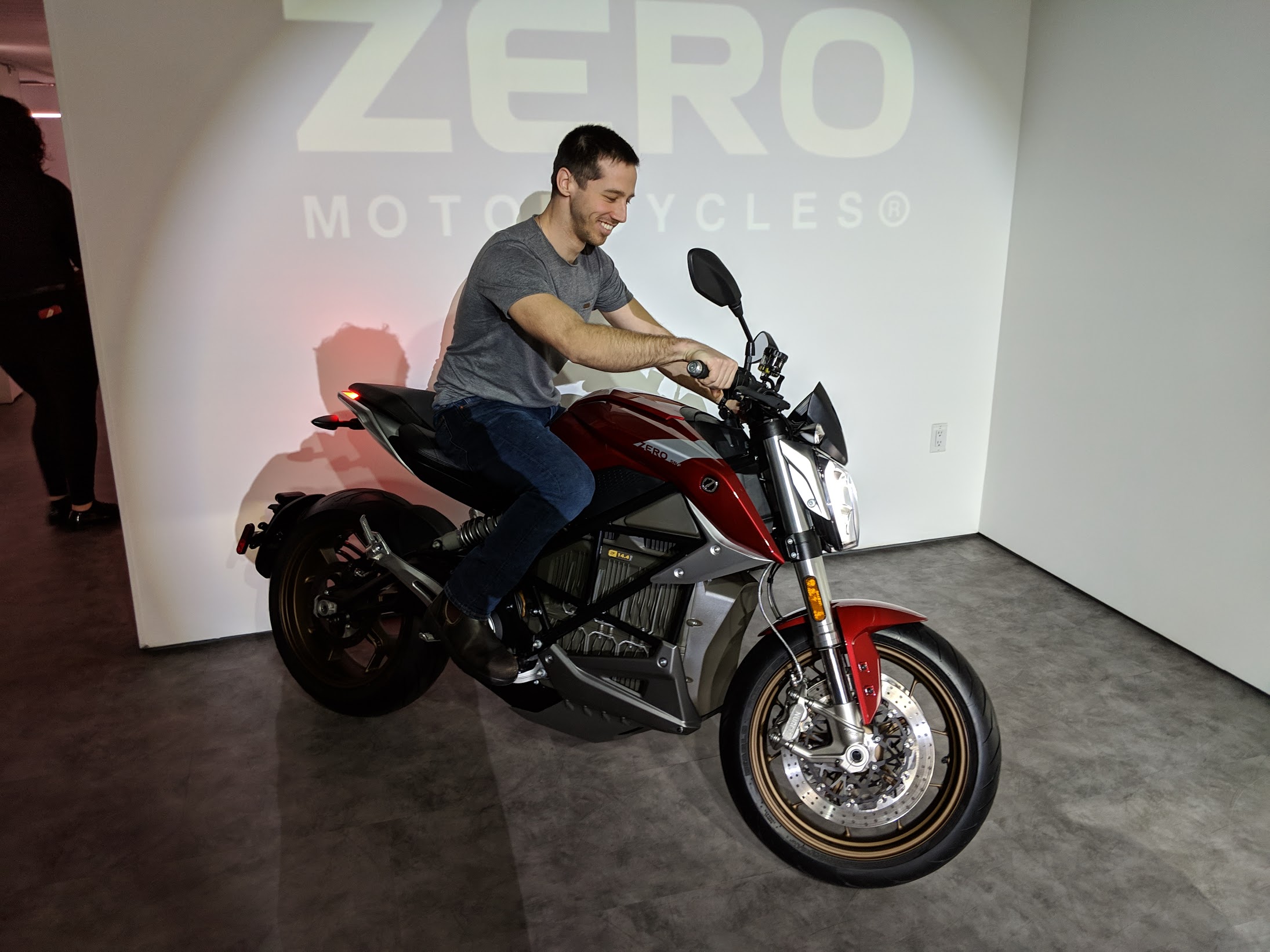 Zero SR/F electric motorcycle unveiled: 80 kW, 124 mph, 200 miles of ...
