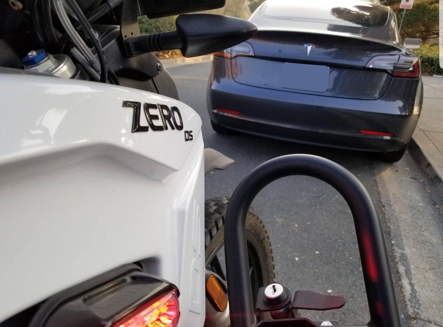 Zero electric motorcycle pulls over Tesla in 'quietest police pursuit ...
