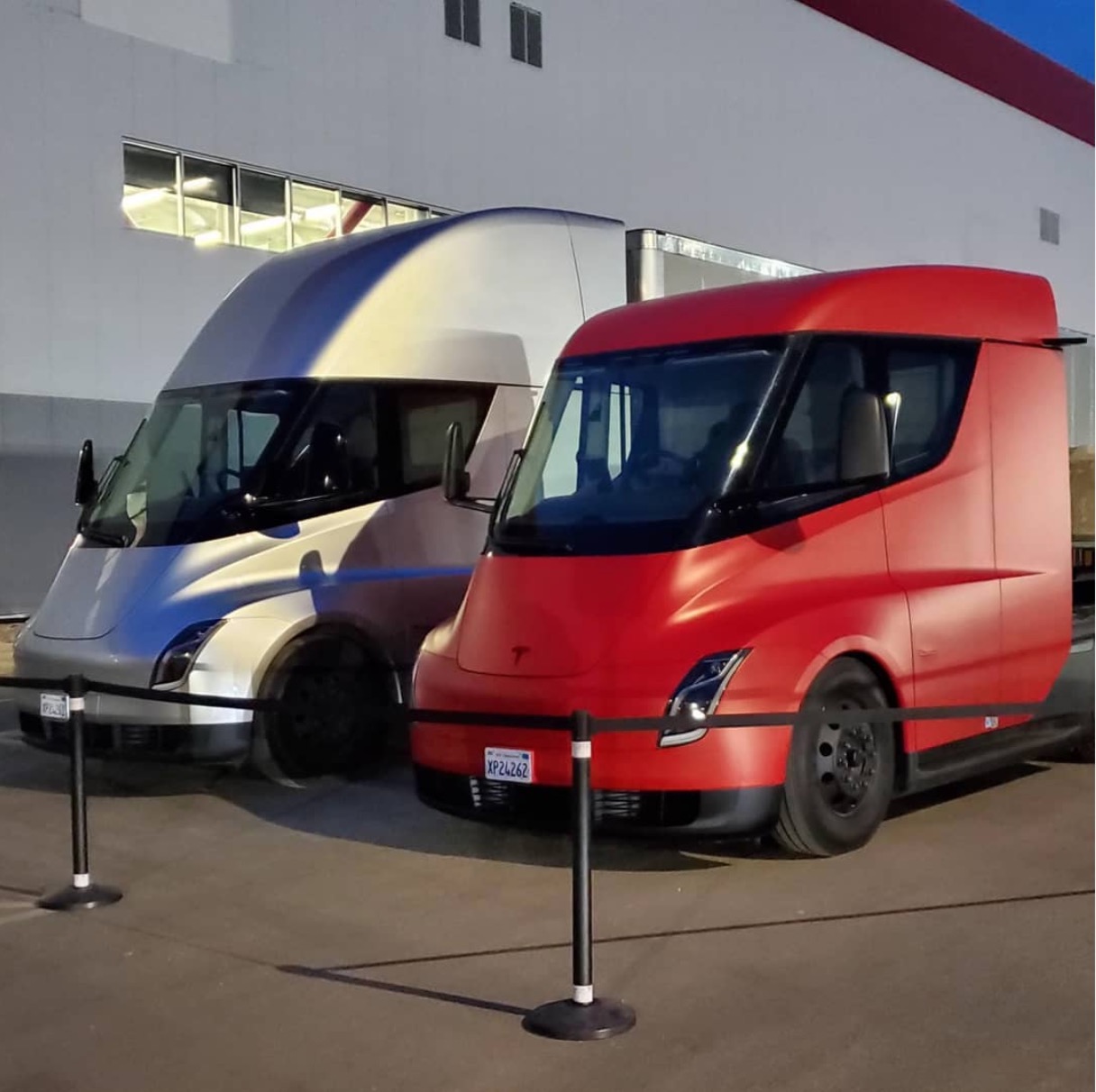 Tesla Semi prototypes show up at Gigafactory 1 amid production rumors ...