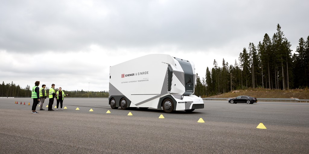 Electric, autonomous T-Pod truck making deliveries in Sweden - Electrek