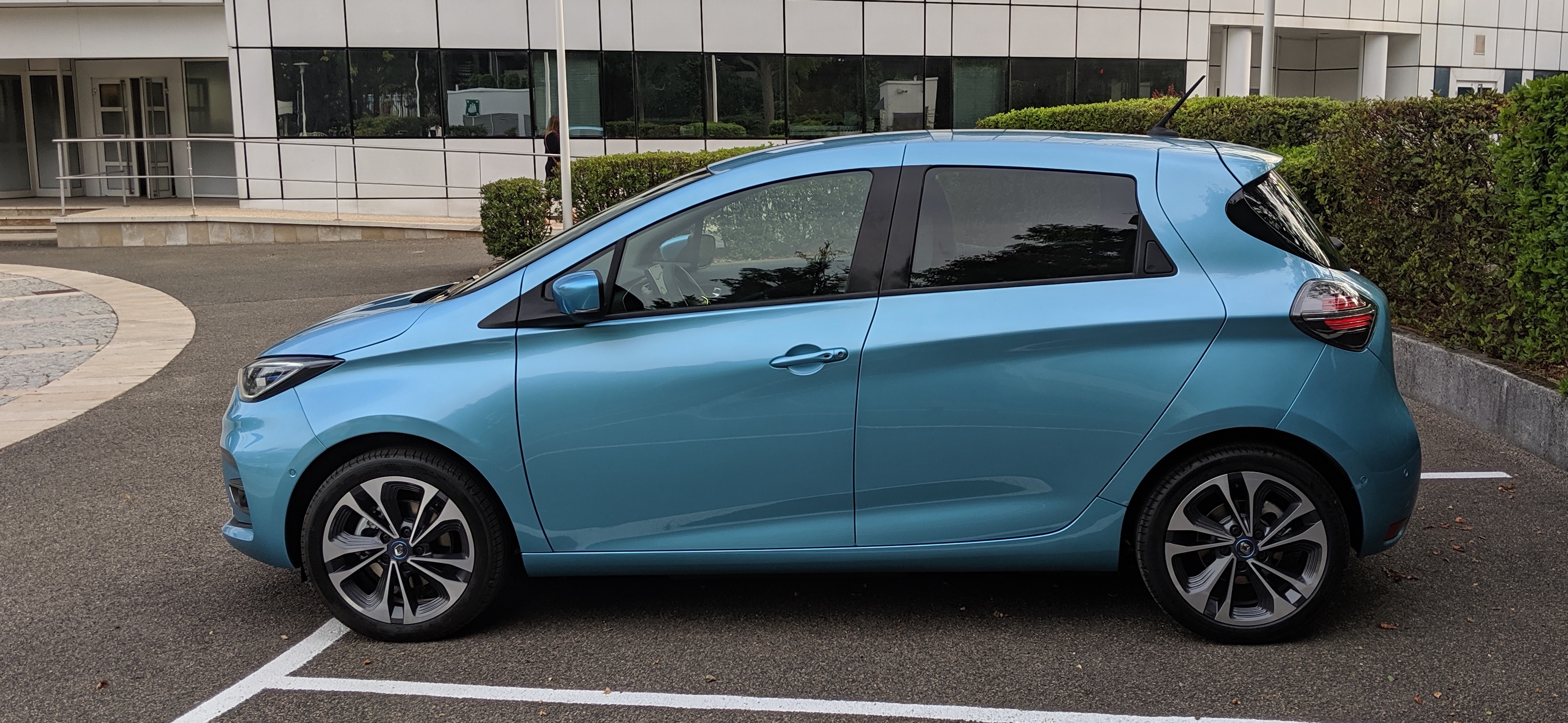 Renault's new 52 kWh Zoe first look, Europe's top EV improves all over ...